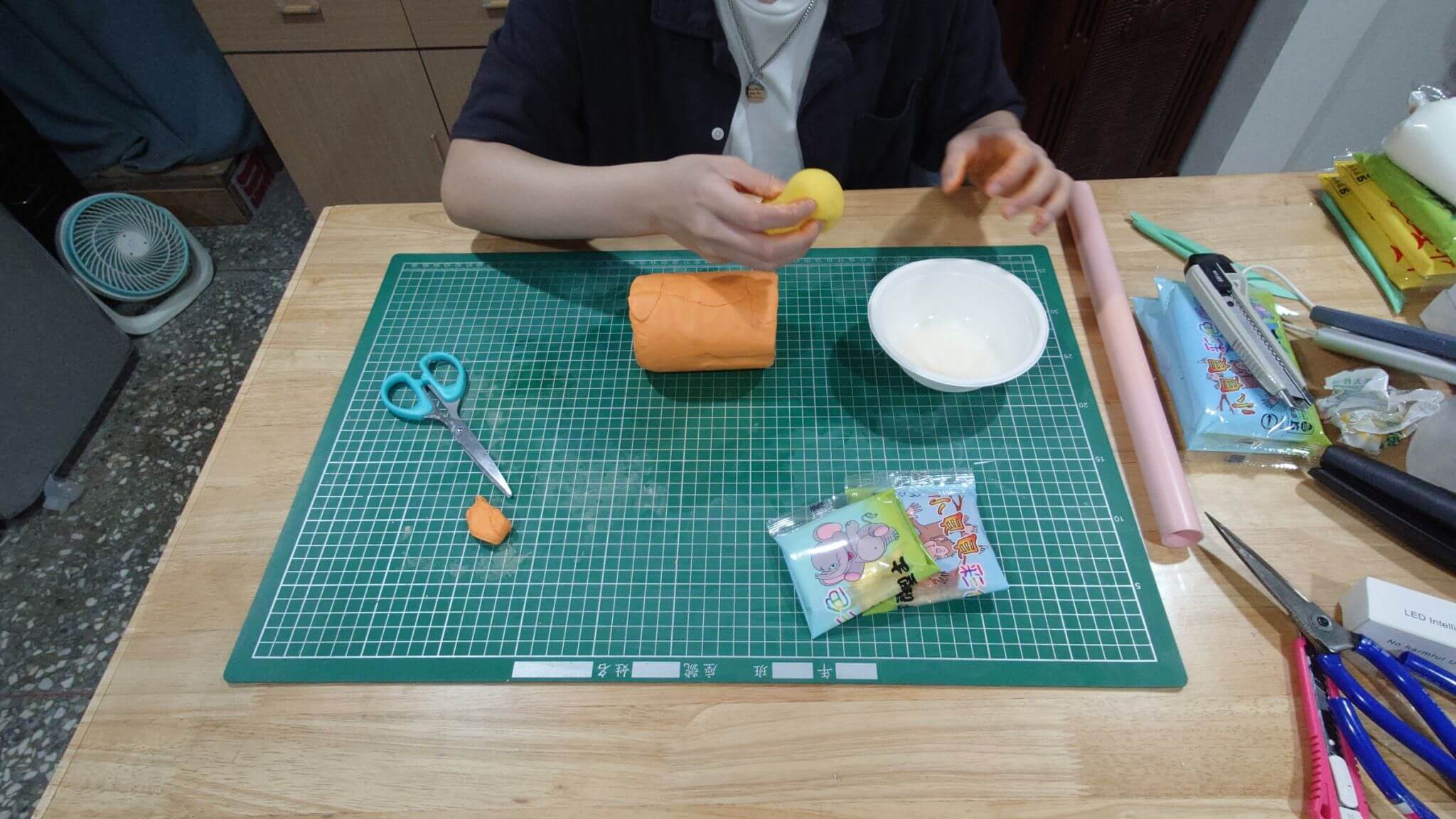 10 steps DIY pineapple pen holder with air hardening clay - Ly Hsin ...